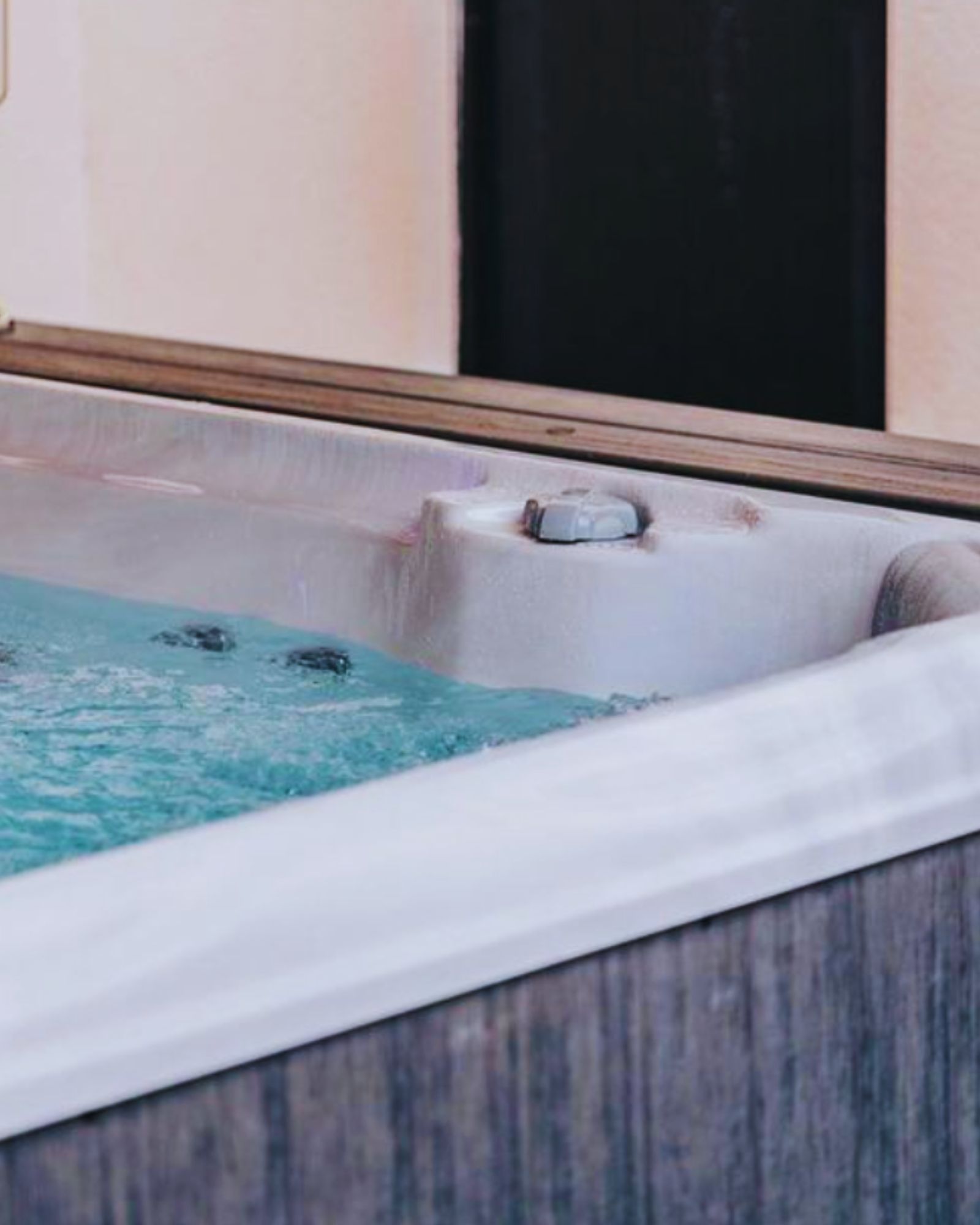 How To Use Hot Tub In Hotel? (Explained) - Plugged In Travel